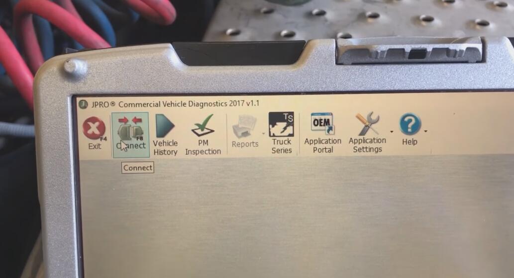 Using the JPRO Heavy Truck Diagnostic Scanner on a 2015 Freightliner ...